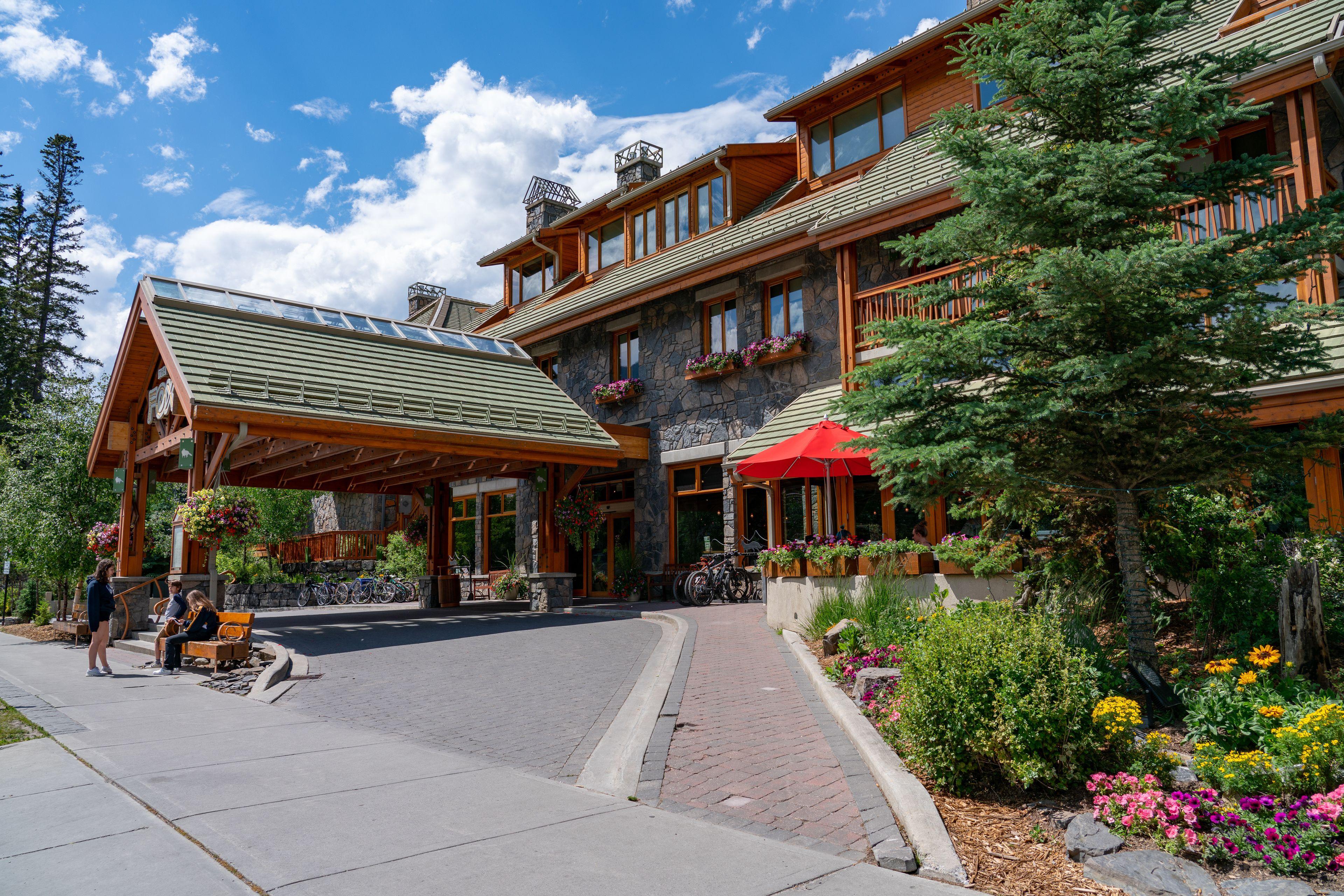 FOX HOTEL AND SUITES | ⋆⋆⋆ | BANFF, CANADA | SEASON DEALS FROM $243